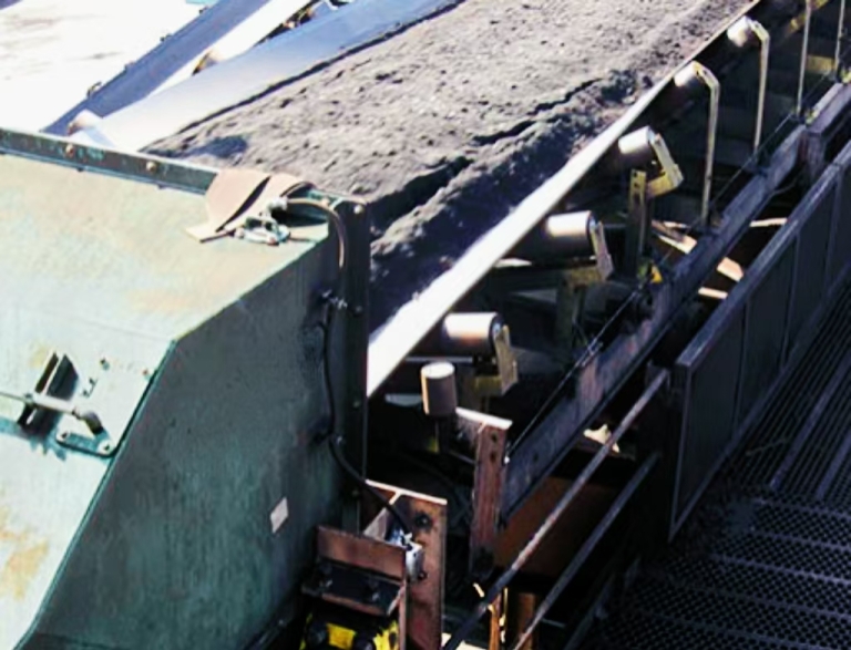 Conveyor Belt Chutes Manage and Redirect Material Flow