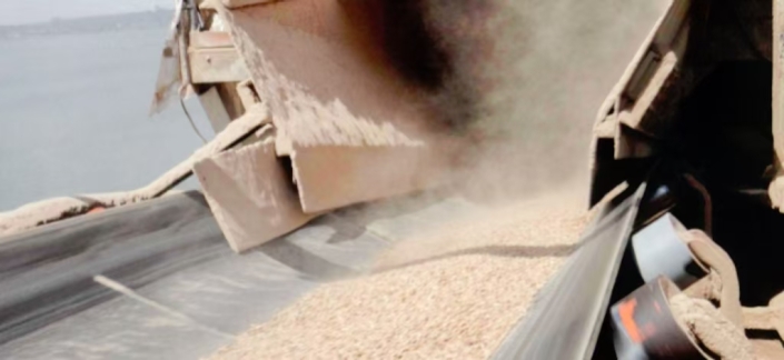 Conveyor Belt Chutes Manage and Redirect Material Flow