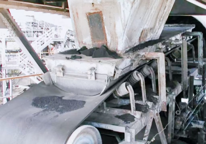 Conveyor Belt Chutes Manage and Redirect Material Flow