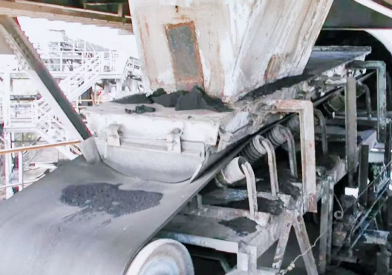 Conveyor Belt Chutes Manage and Redirect Material Flow